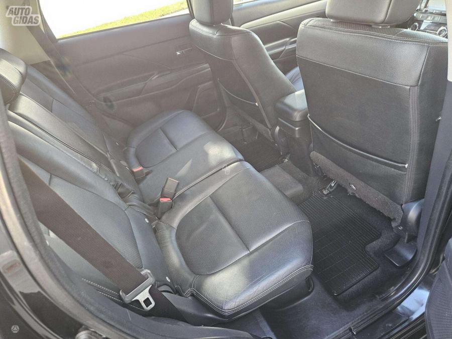 Black Mitsubishi Outlander 2014 in Siauliai, with an engine capacity of 2.00 L and mileage of 269 thousand km for 7950 €, photo 14 on AUTOMOTO.COM.LV
