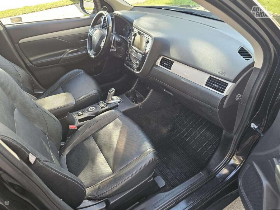 Black Mitsubishi Outlander 2014 in Siauliai, with an engine capacity of 2.00 L and mileage of 269 thousand km for 7950 €, photo 16 on AUTOMOTO.COM.LV