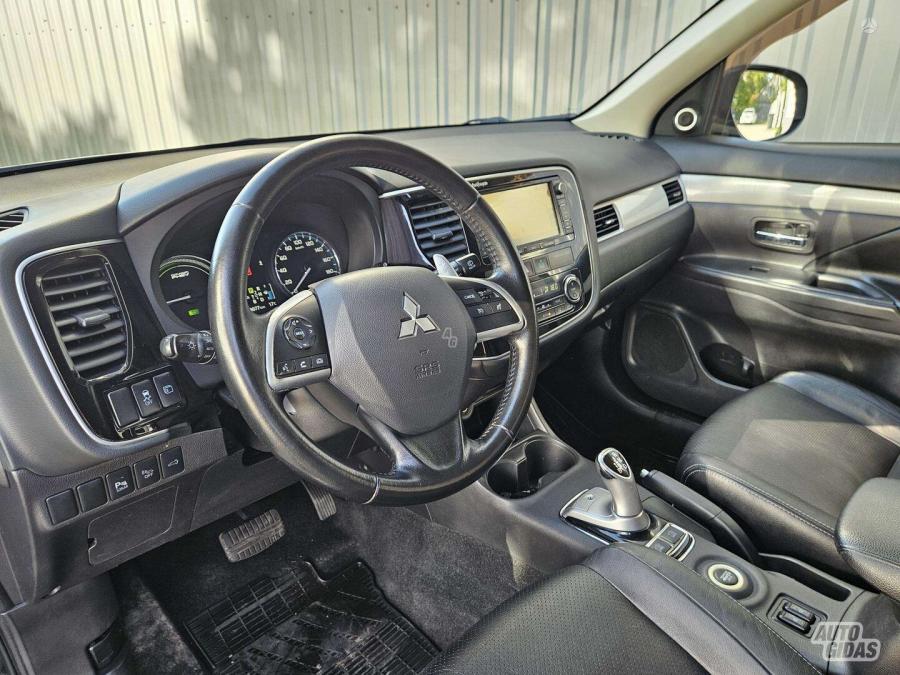 Black Mitsubishi Outlander 2014 in Siauliai, with an engine capacity of 2.00 L and mileage of 269 thousand km for 7950 €, photo 20 on AUTOMOTO.COM.LV