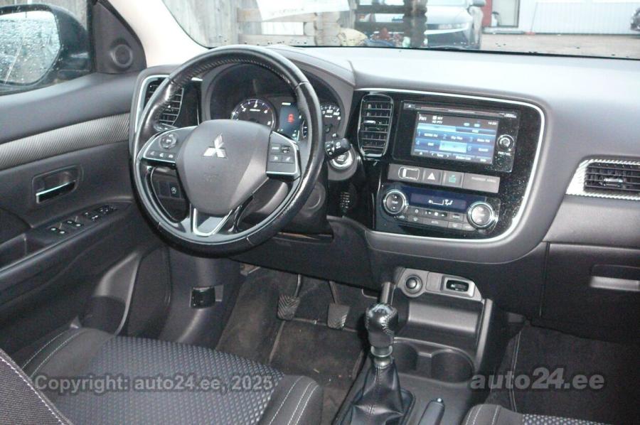 Black Mitsubishi Outlander 2015 in Johvi, with an engine capacity of 2.20 L and mileage of 184 thousand km for 11900 €, photo 3 on AUTOMOTO.COM.LV