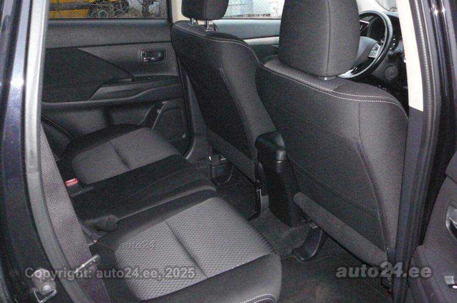 Black Mitsubishi Outlander 2015 in Johvi, with an engine capacity of 2.20 L and mileage of 184 thousand km for 11900 €, photo 4 on AUTOMOTO.COM.LV