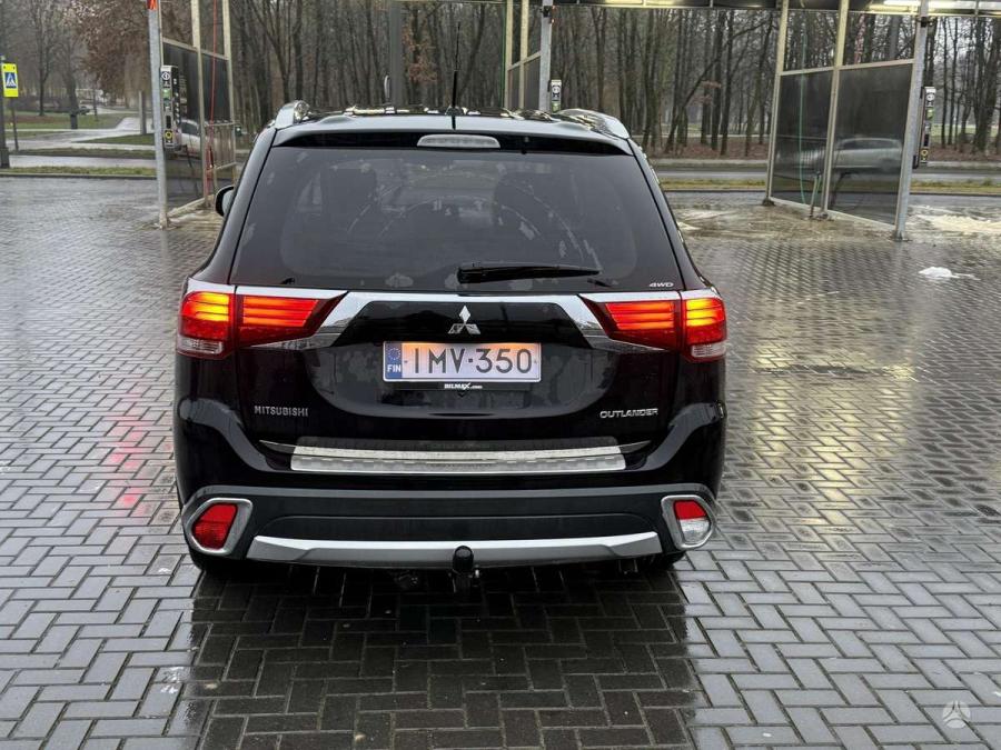Black Mitsubishi Outlander 2015 in Kaunas, with an engine capacity of 2.27 L and mileage of 171 thousand km for 10448 €, photo 5 on AUTOMOTO.COM.LV