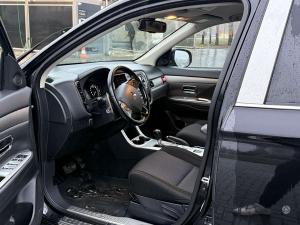 Black Mitsubishi Outlander 2015 in Kaunas, with an engine capacity of 2.27 L and mileage of 171 thousand km for 10448 €, photo 7 on AUTOMOTO.COM.LV