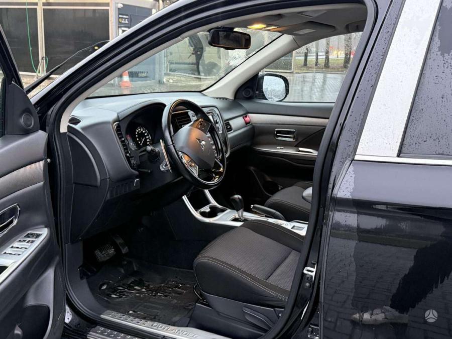 Black Mitsubishi Outlander 2015 in Kaunas, with an engine capacity of 2.27 L and mileage of 171 thousand km for 10448 €, photo 7 on AUTOMOTO.COM.LV