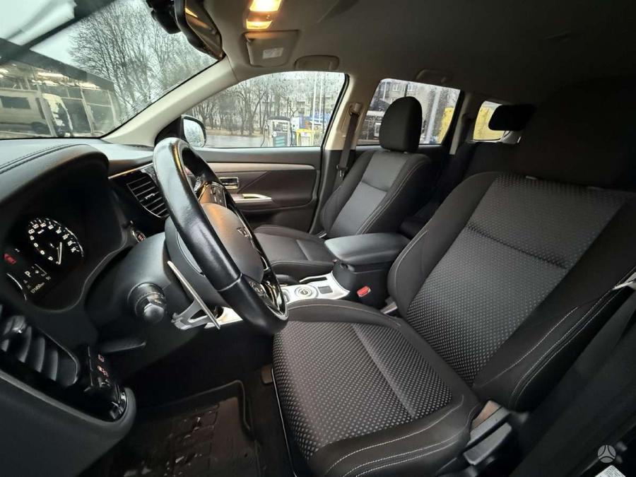 Black Mitsubishi Outlander 2015 in Kaunas, with an engine capacity of 2.27 L and mileage of 171 thousand km for 10448 €, photo 9 on AUTOMOTO.COM.LV