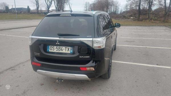 Black Mitsubishi Outlander 2015 in Taurage, with an engine capacity of 2.20 L and mileage of 258 thousand km for 7300 €, photo 3 on AUTOMOTO.COM.LV