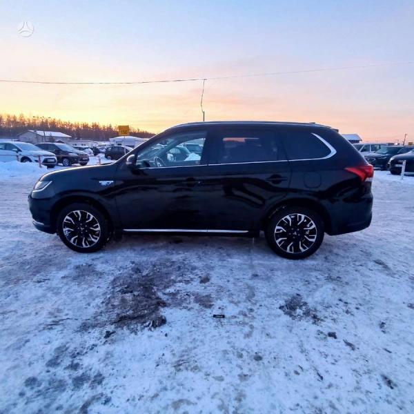 Melns Mitsubishi Outlander 2015 Viļņa, ar dzinēja tilpumu 2.00 L un nobraukumu 201 tūkst. km par 11900 €, foto 4 vietnē AUTOMOTO.COM.LV
