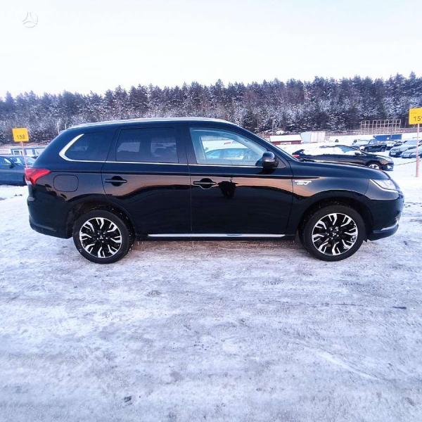 Melns Mitsubishi Outlander 2015 Viļņa, ar dzinēja tilpumu 2.00 L un nobraukumu 201 tūkst. km par 11900 €, foto 5 vietnē AUTOMOTO.COM.LV