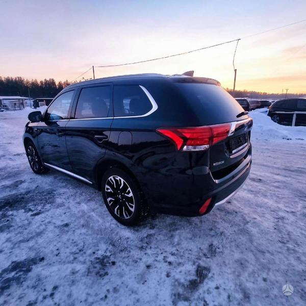 Melns Mitsubishi Outlander 2015 Viļņa, ar dzinēja tilpumu 2.00 L un nobraukumu 201 tūkst. km par 11900 €, foto 6 vietnē AUTOMOTO.COM.LV