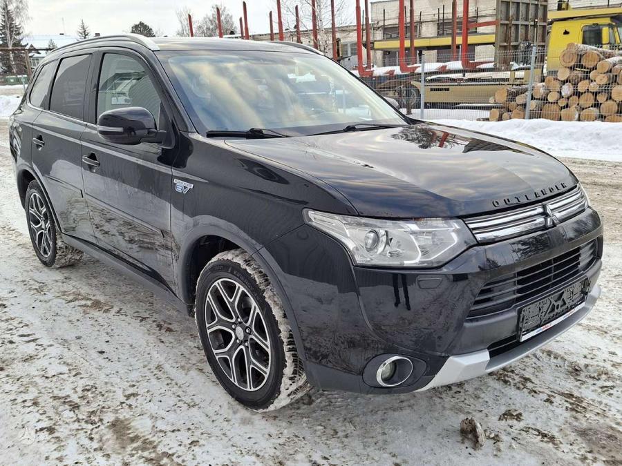 Black Mitsubishi Outlander 2015 in Ukmerge, with an engine capacity of 2.00 L and mileage of 268 thousand km for 8000 €, photo 2 on AUTOMOTO.COM.LV