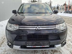 Black Mitsubishi Outlander 2015 in Ukmerge, with an engine capacity of 2.00 L and mileage of 268 thousand km for 8000 €, photo 3 on AUTOMOTO.COM.LV
