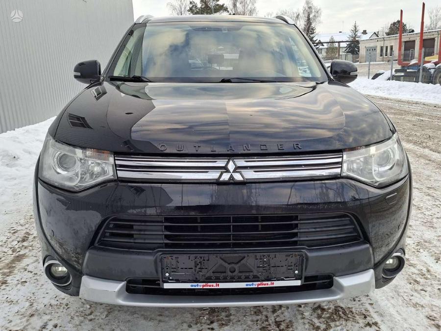 Black Mitsubishi Outlander 2015 in Ukmerge, with an engine capacity of 2.00 L and mileage of 268 thousand km for 8000 €, photo 3 on AUTOMOTO.COM.LV