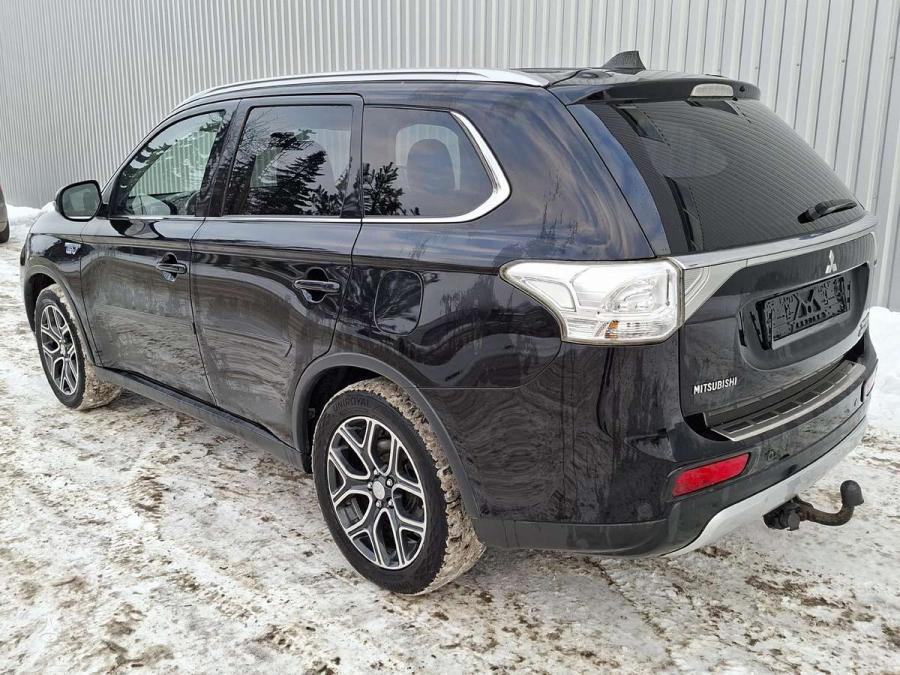 Black Mitsubishi Outlander 2015 in Ukmerge, with an engine capacity of 2.00 L and mileage of 268 thousand km for 8000 €, photo 5 on AUTOMOTO.COM.LV