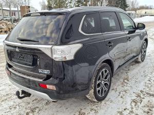 Black Mitsubishi Outlander 2015 in Ukmerge, with an engine capacity of 2.00 L and mileage of 268 thousand km for 8000 €, photo 6 on AUTOMOTO.COM.LV