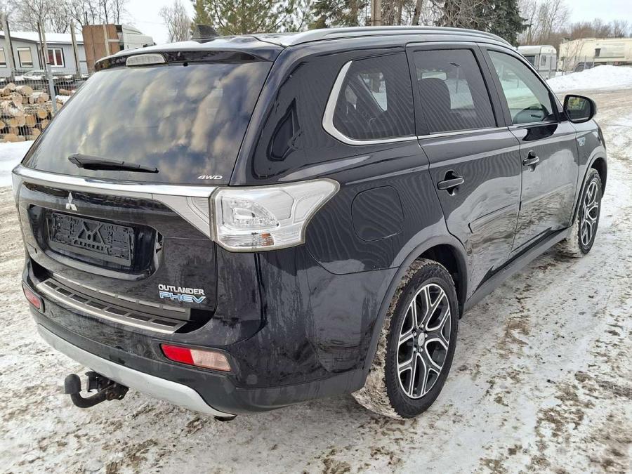 Black Mitsubishi Outlander 2015 in Ukmerge, with an engine capacity of 2.00 L and mileage of 268 thousand km for 8000 €, photo 6 on AUTOMOTO.COM.LV