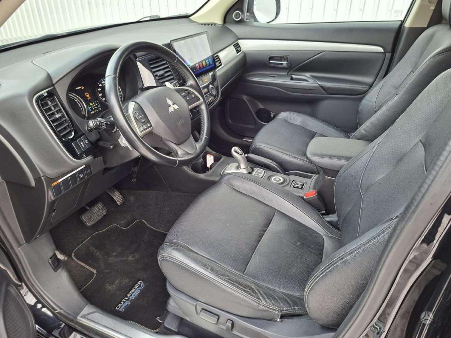 Black Mitsubishi Outlander 2015 in Ukmerge, with an engine capacity of 2.00 L and mileage of 268 thousand km for 8000 €, photo 15 on AUTOMOTO.COM.LV