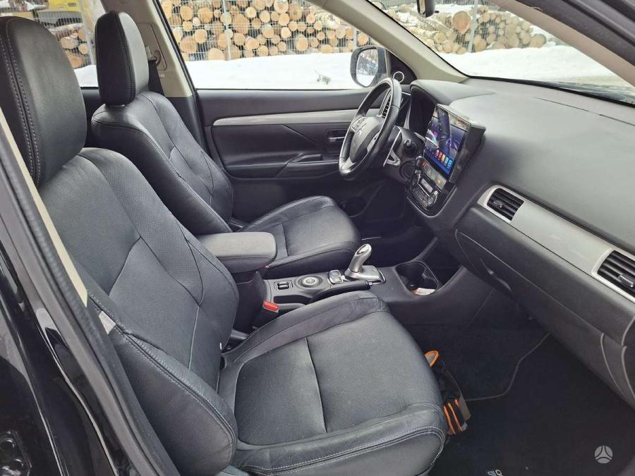 Black Mitsubishi Outlander 2015 in Ukmerge, with an engine capacity of 2.00 L and mileage of 268 thousand km for 8000 €, photo 16 on AUTOMOTO.COM.LV