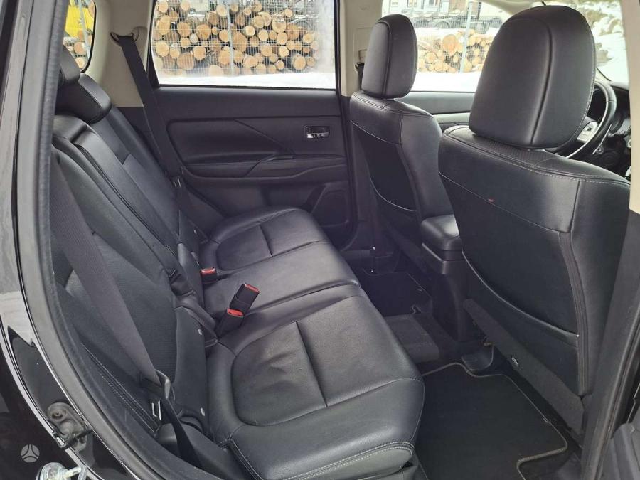 Black Mitsubishi Outlander 2015 in Ukmerge, with an engine capacity of 2.00 L and mileage of 268 thousand km for 8000 €, photo 17 on AUTOMOTO.COM.LV