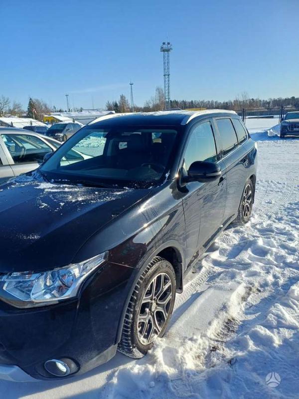 Black Mitsubishi Outlander 2015 in Panevezys, with an engine capacity of 2.27 L and mileage of 190 thousand km for 9800 €, photo 3 on AUTOMOTO.COM.LV