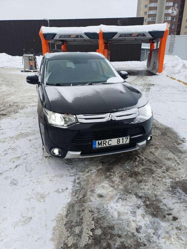 Black Mitsubishi Outlander 2015 in Panevezys, with an engine capacity of 2.27 L and mileage of 190 thousand km for 9800 €, photo 4 on AUTOMOTO.COM.LV