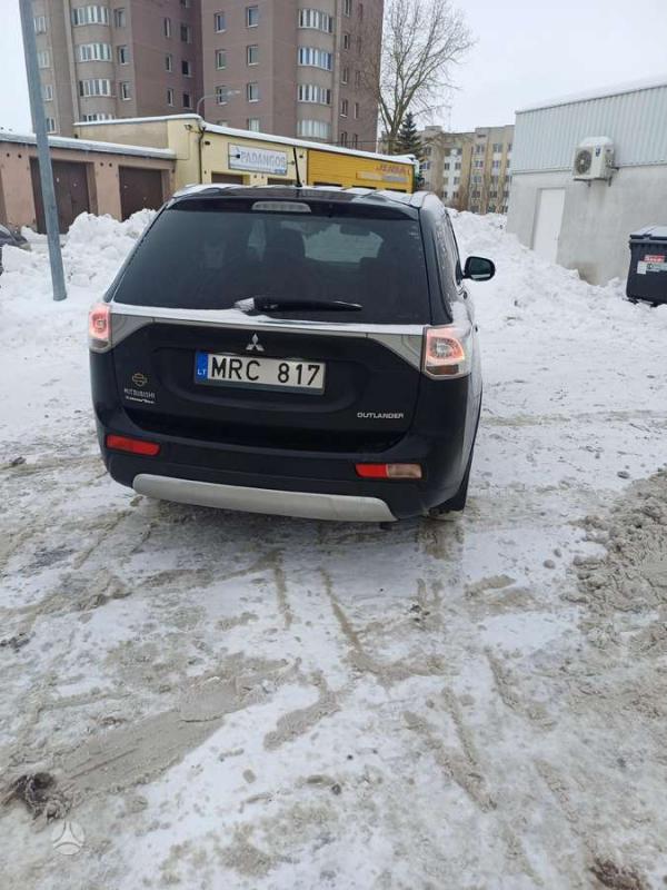 Black Mitsubishi Outlander 2015 in Panevezys, with an engine capacity of 2.27 L and mileage of 190 thousand km for 9800 €, photo 5 on AUTOMOTO.COM.LV