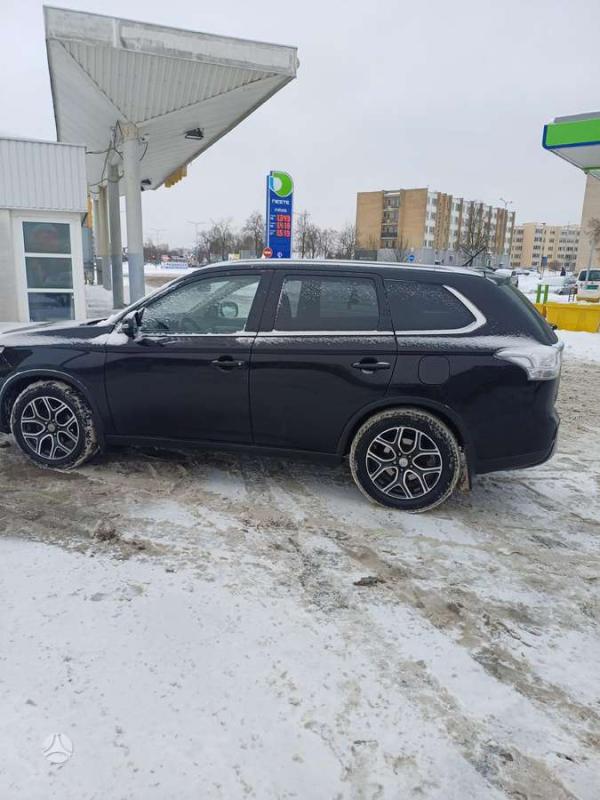 Black Mitsubishi Outlander 2015 in Panevezys, with an engine capacity of 2.27 L and mileage of 190 thousand km for 9800 €, photo 6 on AUTOMOTO.COM.LV