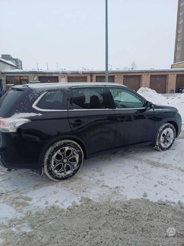Black Mitsubishi Outlander 2015 in Panevezys, with an engine capacity of 2.27 L and mileage of 190 thousand km for 9800 €, photo 7 on AUTOMOTO.COM.LV