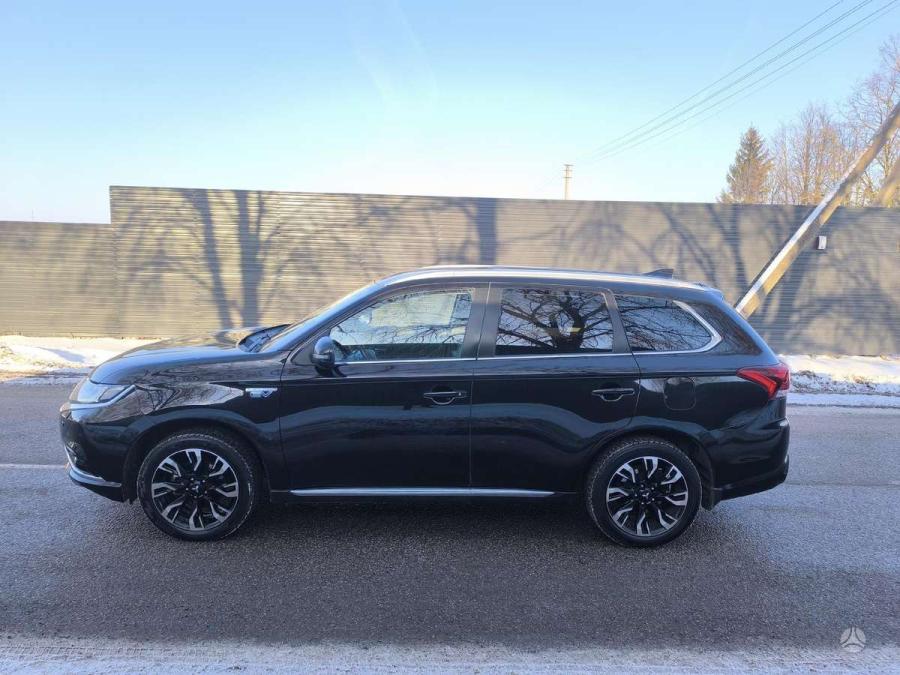 Black Mitsubishi Outlander 2015 in Marijampole, with an engine capacity of 2.00 L and mileage of 166 thousand km for 10850 €, photo 2 on AUTOMOTO.COM.LV