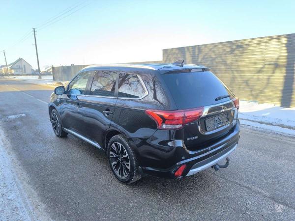 Black Mitsubishi Outlander 2015 in Marijampole, with an engine capacity of 2.00 L and mileage of 166 thousand km for 10850 €, photo 3 on AUTOMOTO.COM.LV