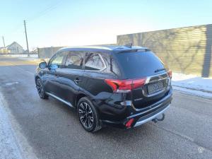 Black Mitsubishi Outlander 2015 in Marijampole, with an engine capacity of 2.00 L and mileage of 166 thousand km for 10850 €, photo 3 on AUTOMOTO.COM.LV