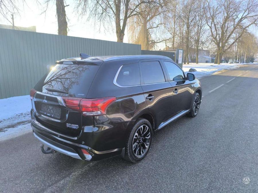 Black Mitsubishi Outlander 2015 in Marijampole, with an engine capacity of 2.00 L and mileage of 166 thousand km for 10850 €, photo 5 on AUTOMOTO.COM.LV