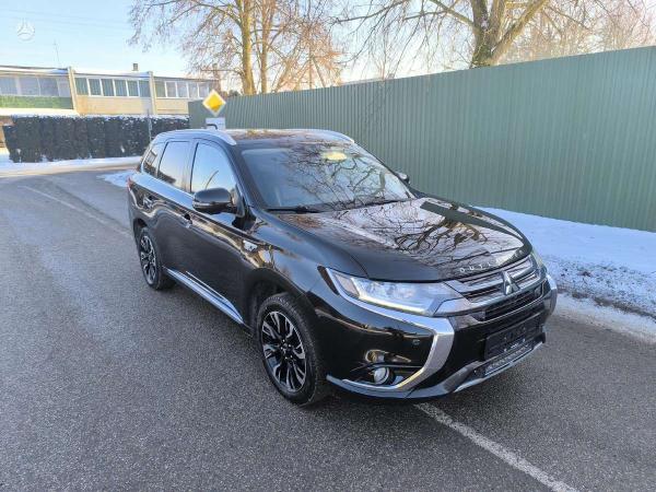 Black Mitsubishi Outlander 2015 in Marijampole, with an engine capacity of 2.00 L and mileage of 166 thousand km for 10850 €, photo 7 on AUTOMOTO.COM.LV