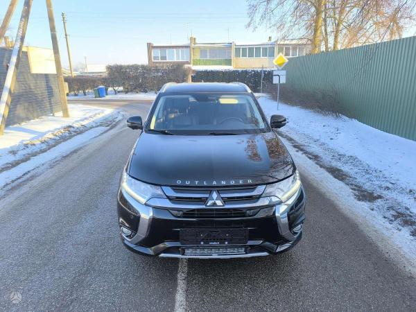 Black Mitsubishi Outlander 2015 in Marijampole, with an engine capacity of 2.00 L and mileage of 166 thousand km for 10850 €, photo 8 on AUTOMOTO.COM.LV