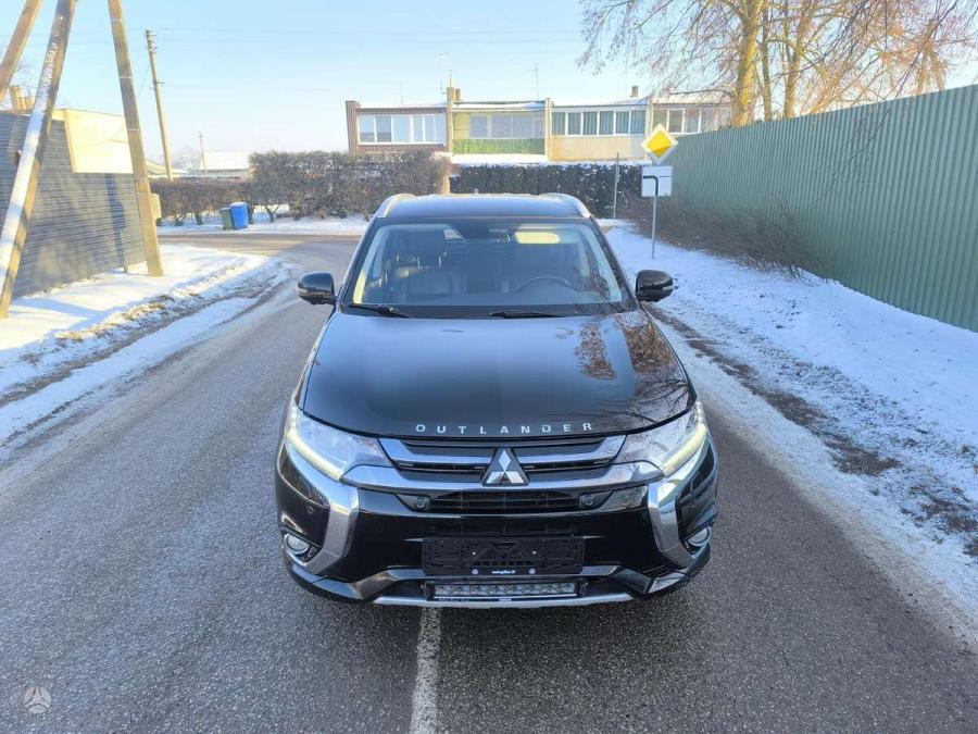 Black Mitsubishi Outlander 2015 in Marijampole, with an engine capacity of 2.00 L and mileage of 166 thousand km for 10850 €, photo 8 on AUTOMOTO.COM.LV