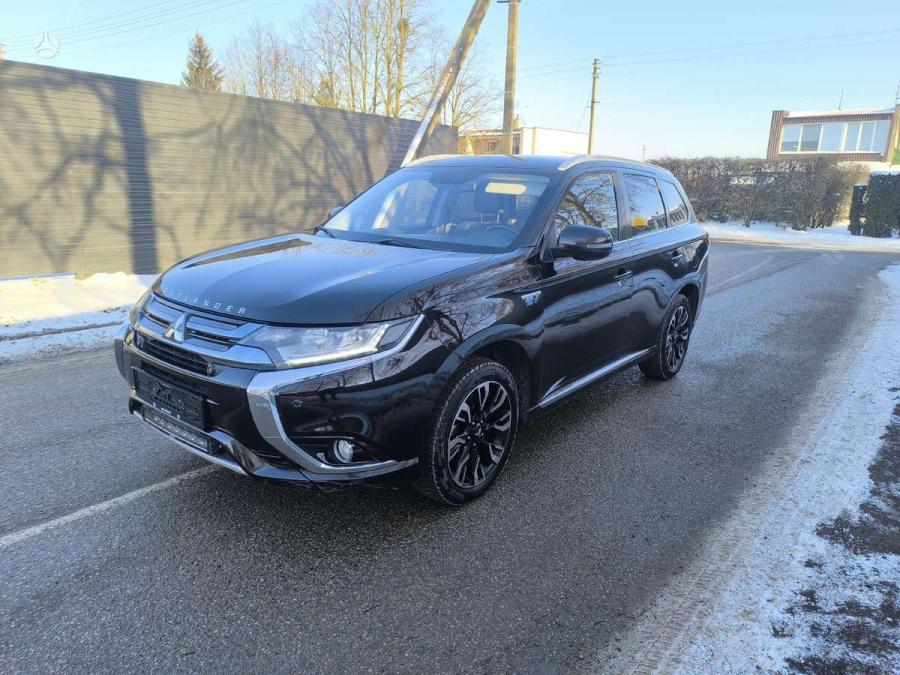 Black Mitsubishi Outlander 2015 in Marijampole, with an engine capacity of 2.00 L and mileage of 166 thousand km for 10850 €, photo 9 on AUTOMOTO.COM.LV