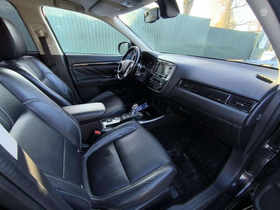 Black Mitsubishi Outlander 2015 in Marijampole, with an engine capacity of 2.00 L and mileage of 166 thousand km for 10850 €, photo 14 on AUTOMOTO.COM.LV