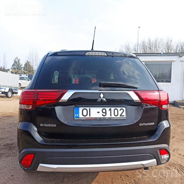 Black Mitsubishi Outlander 2015 in Daugavpils, with an engine capacity of 2.20 L and mileage of 0 thousand km for 12900 €, photo 8 on AUTOMOTO.COM.LV