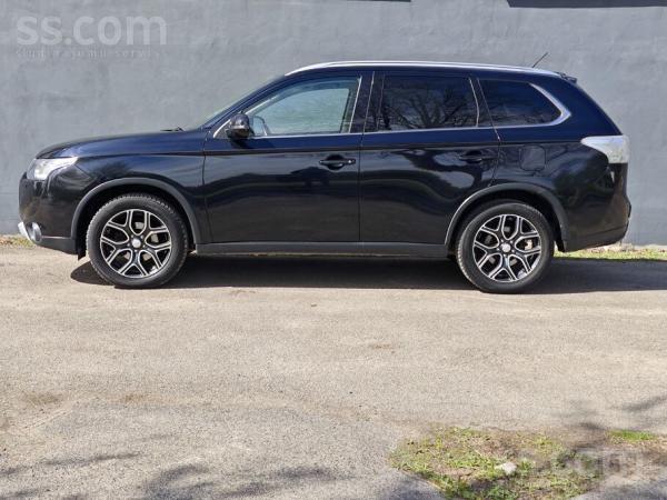 Melns Mitsubishi Outlander 2015 Ogre, ar dzinēja tilpumu 2.20 L un nobraukumu 261 tūkst. km par 7995 €, foto 3 vietnē AUTOMOTO.COM.LV
