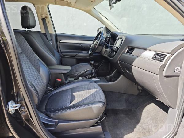 Black Mitsubishi Outlander 2015 in Ogre, with an engine capacity of 2.20 L and mileage of 261 thousand km for 7995 €, photo 8 on AUTOMOTO.COM.LV