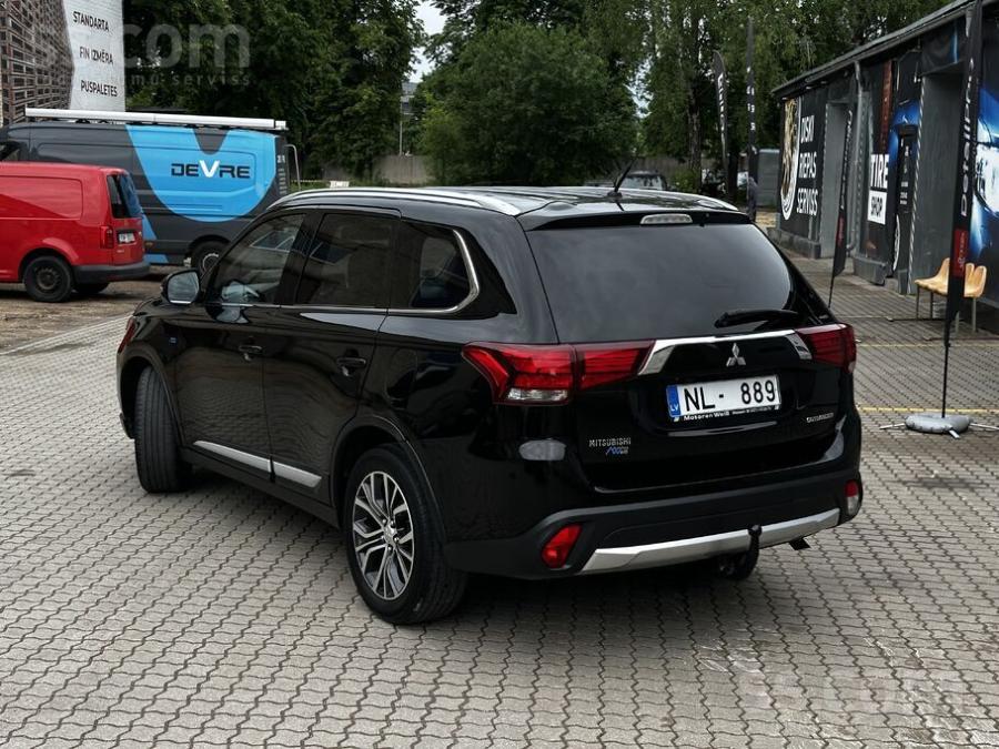 Black Mitsubishi Outlander 2015 in Riga, with an engine capacity of 2.30 L and mileage of 209 thousand km for 10500 €, photo 3 on AUTOMOTO.COM.LV