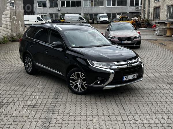 Black Mitsubishi Outlander 2015 in Riga, with an engine capacity of 2.30 L and mileage of 209 thousand km for 10500 €, photo 4 on AUTOMOTO.COM.LV