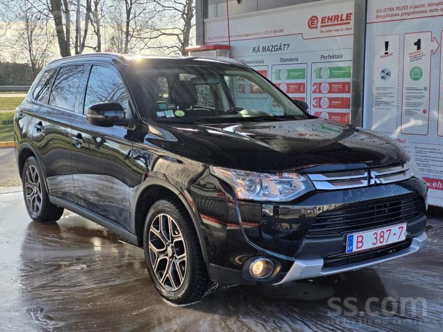 Black Mitsubishi Outlander 2015 in Ogre, with an engine capacity of 2.20 L and mileage of 261 thousand km for 8700 €, photo 1 on AUTOMOTO.COM.LV