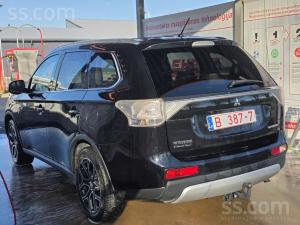 Black Mitsubishi Outlander 2015 in Ogre, with an engine capacity of 2.20 L and mileage of 261 thousand km for 8700 €, photo 5 on AUTOMOTO.COM.LV