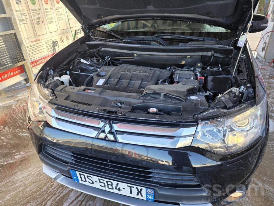 Black Mitsubishi Outlander 2015 in Ogre, with an engine capacity of 2.20 L and mileage of 261 thousand km for 8700 €, photo 6 on AUTOMOTO.COM.LV