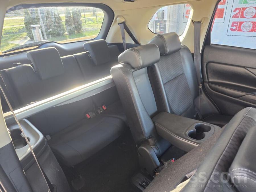 Black Mitsubishi Outlander 2015 in Ogre, with an engine capacity of 2.20 L and mileage of 261 thousand km for 8700 €, photo 10 on AUTOMOTO.COM.LV
