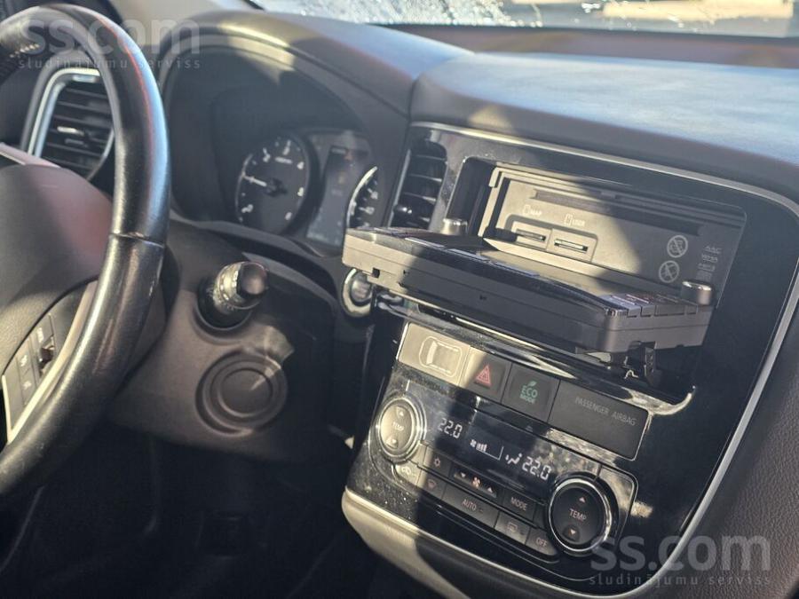 Black Mitsubishi Outlander 2015 in Ogre, with an engine capacity of 2.20 L and mileage of 261 thousand km for 8700 €, photo 13 on AUTOMOTO.COM.LV