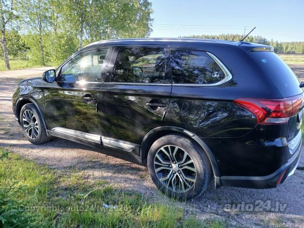 Black Mitsubishi Outlander 2015 in Tallinn, with an engine capacity of 2.00 L and mileage of 246 thousand km for 11111 €, photo 1 on AUTOMOTO.COM.LV