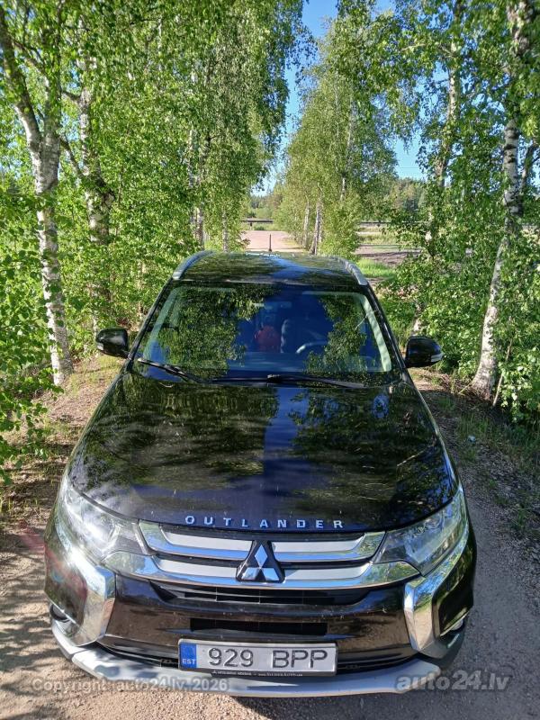 Black Mitsubishi Outlander 2015 in Tallinn, with an engine capacity of 2.00 L and mileage of 246 thousand km for 11111 €, photo 2 on AUTOMOTO.COM.LV