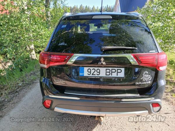 Black Mitsubishi Outlander 2015 in Tallinn, with an engine capacity of 2.00 L and mileage of 246 thousand km for 11111 €, photo 3 on AUTOMOTO.COM.LV