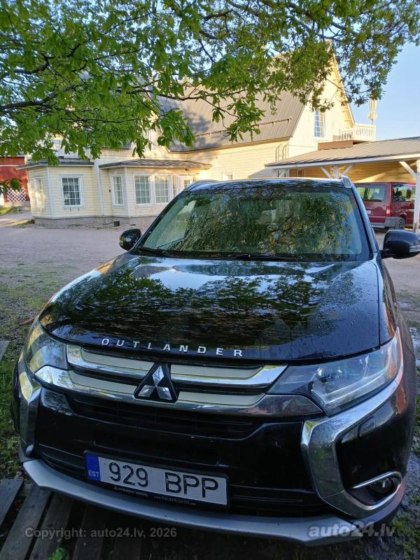Black Mitsubishi Outlander 2015 in Tallinn, with an engine capacity of 2.00 L and mileage of 246 thousand km for 11111 €, photo 9 on AUTOMOTO.COM.LV